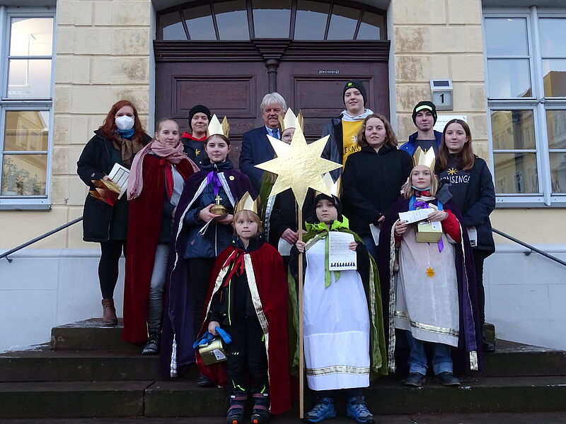 Die Sternsinger besuchen Hainichener Rathaus und überbringen ...